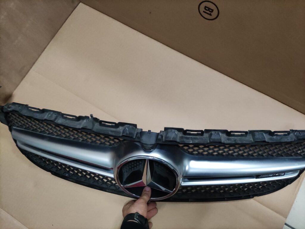 Mercedes benz C63 W205 priekinės grotelės pilnos EOM A2058880523