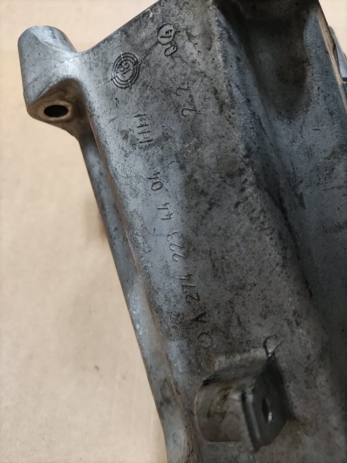 Mercedes Benz W205 variklio kronšteinas Kairė A2742234404